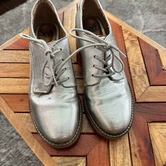 Sofft | Shoes | Sofft Silver Flats With Metallic Finish And Traditional ...